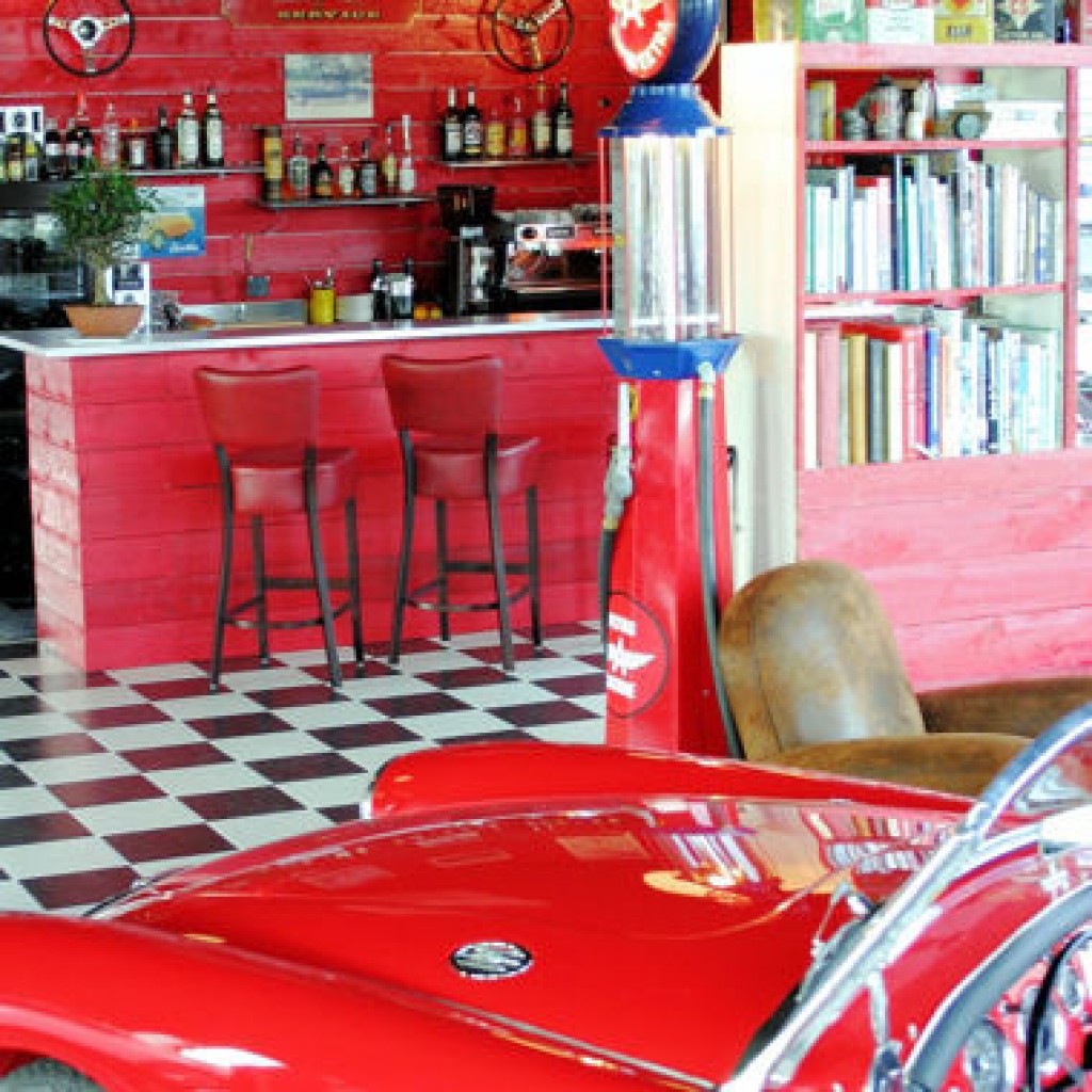 Diner dans un garage rétro - Mon Restaurant Insolite